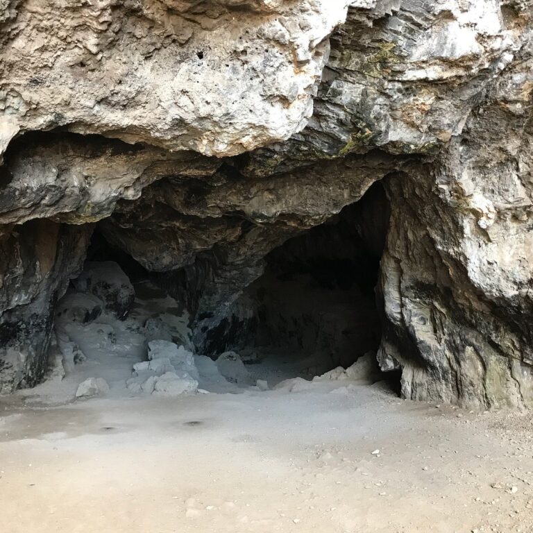 The Best Caves in Hawaii, USA: Complete List - Enter the Caves
